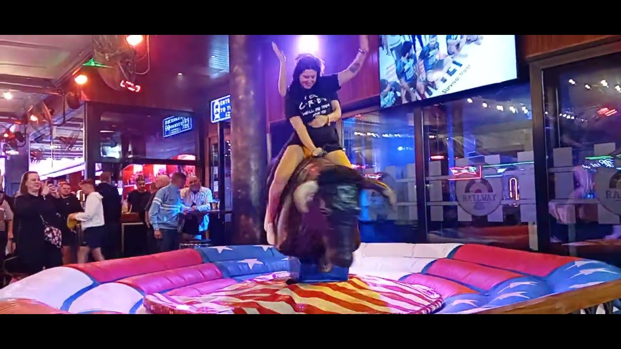 today Night carzy bull 🦬girls enjoy bull riding/Benidorm Bull ...