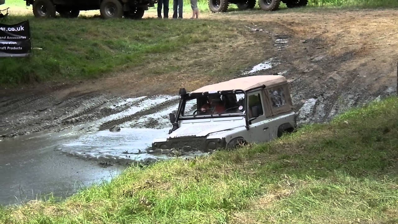 Defender 90 soft top - Mud Run - Billing Land Rover Fest 2014 - YouTube