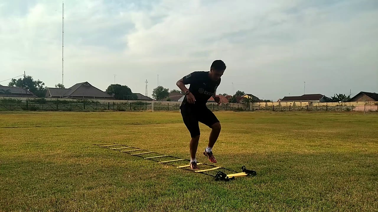 Latihan kecepatan,kelenturan,kordinasi kaki dengan alat agility ladder ...