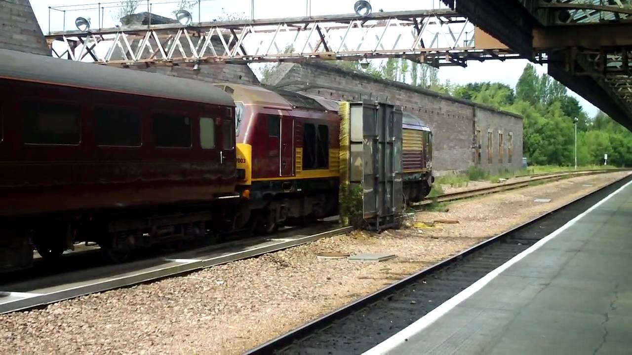Class 67 67003 goes through the washer at Perth Station - YouTube