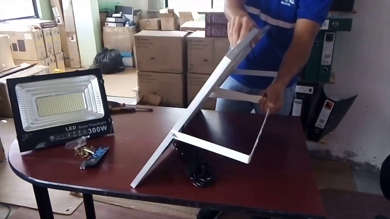 REFLECTOR LED CON PANEL SOLAR (TUTORIAL DE INSTALACIÓN) INELTROTEL SCC ...