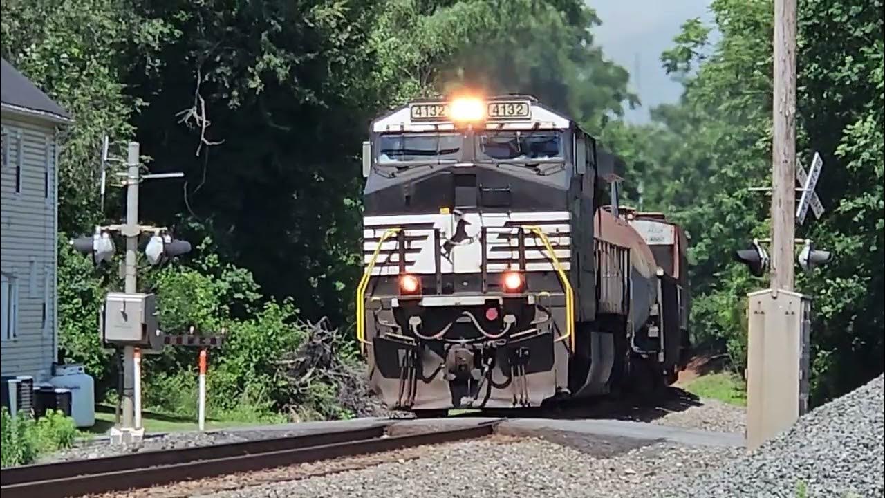NS 4132 Leads NS 3655 on NS 15T Passing Through in Boyce VA - YouTube