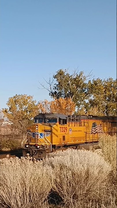 UP 7329 leads a westbound train on the siding in Kuna! - YouTube