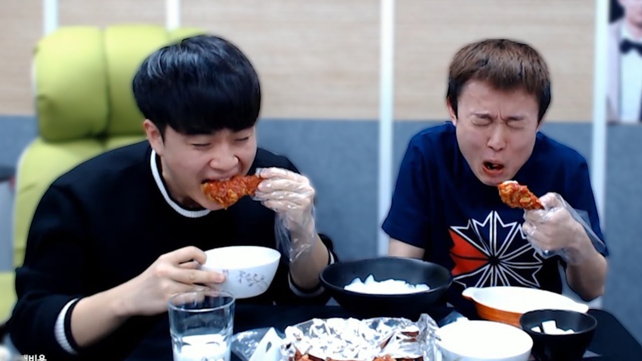 친구와 뱀파이어 치킨 3단계 헬게이트 먹방.😭 Korea Vampire Super Spicy Chicken - YouTube
