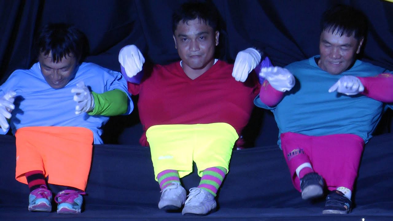 Midget Puppet Christmas presentation - YouTube