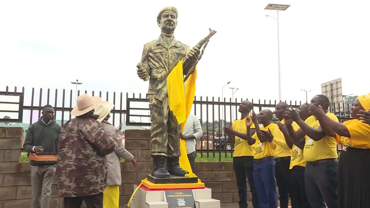 Museveni unveils his statue sculpted by carpenters at Kigo Carpentry ...