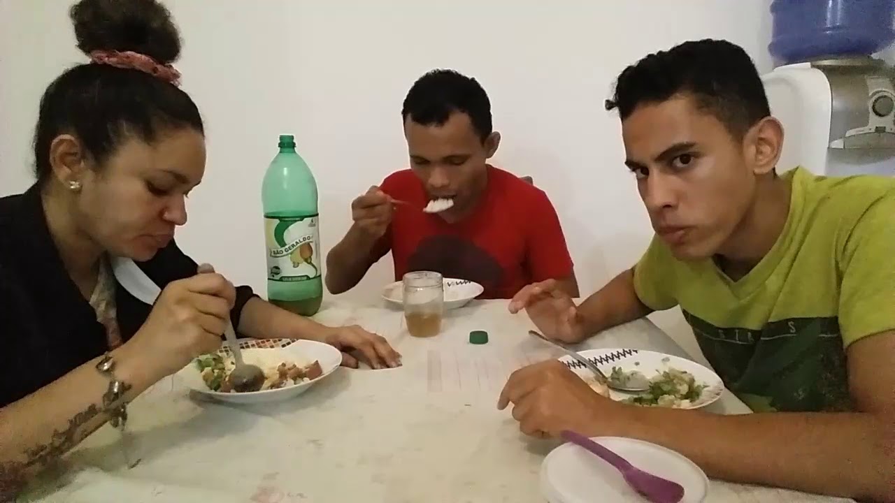 JANTAR EM FAMÍLIA KITUTI FRANGO SALADA OVOS MEXIDOS- GISSA ROSA - YouTube