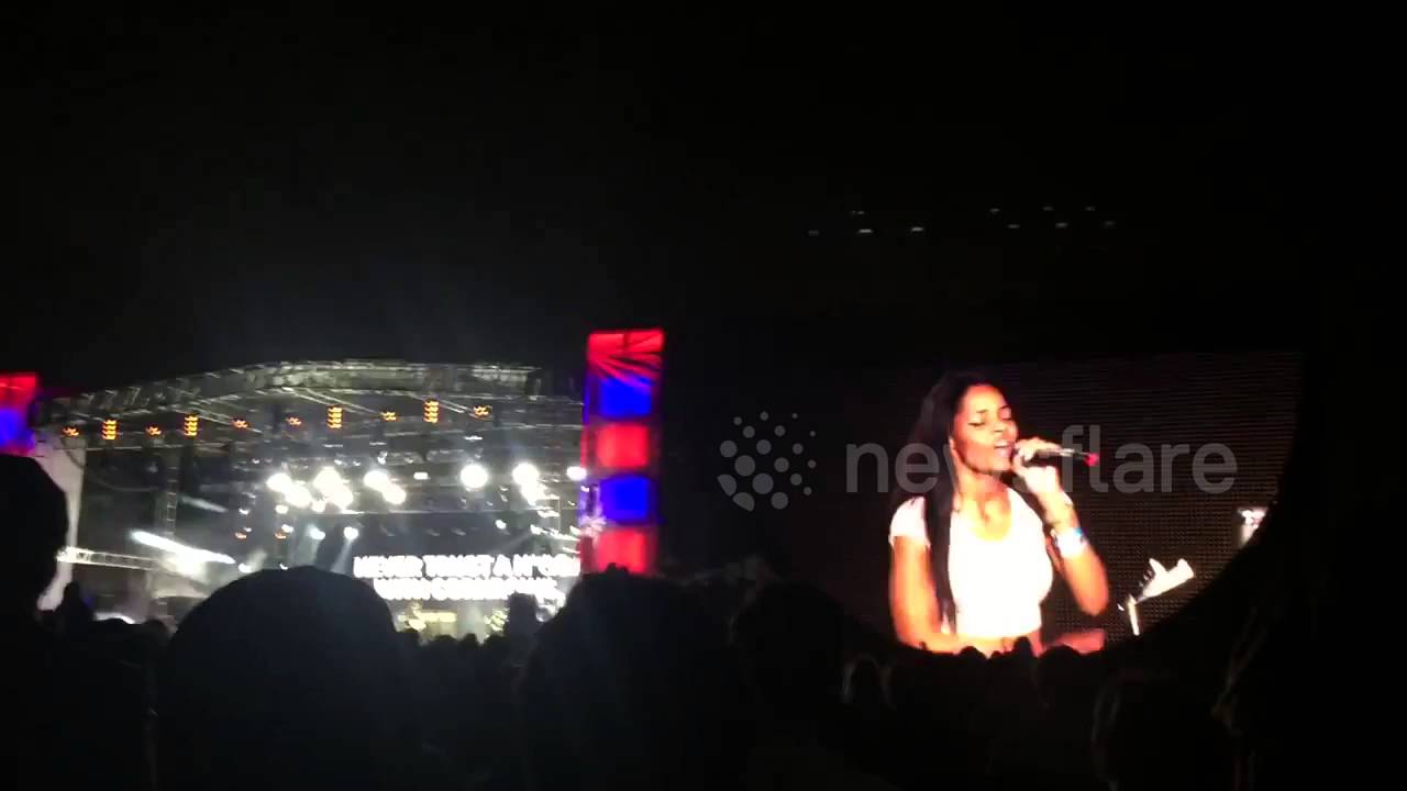 Female fan shocks Kendrick Lamar & crowd on stage during Houston ...