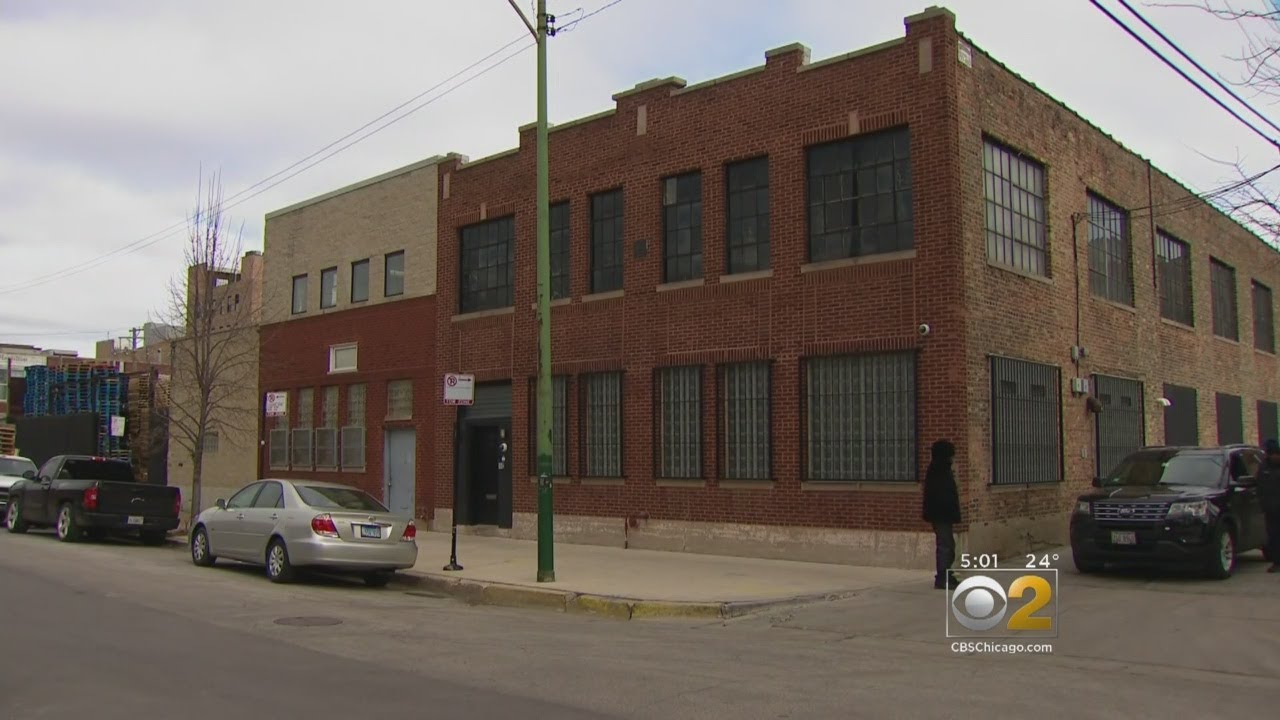 City Of Chicago Fighting To Get Into R. Kelly's Studio - YouTube