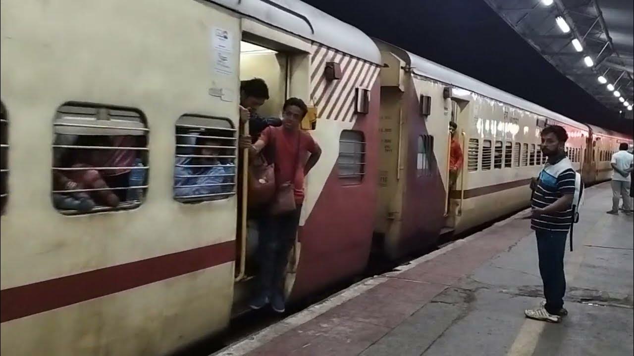 17411 Csmt Mumbai - Kolhapur Mahalakshmi Express : Entering Pune Junction Railway Station - YouTube