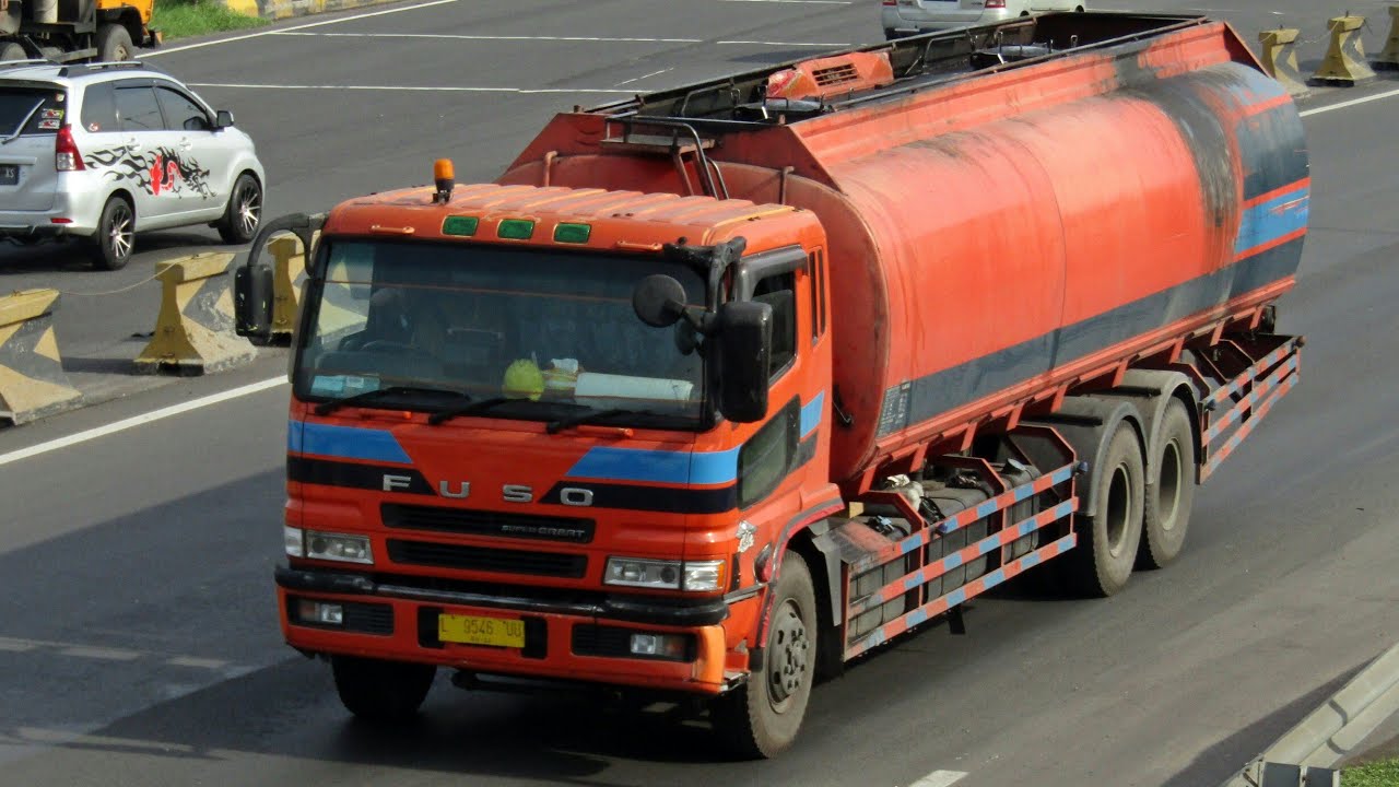 Fuso Super Great Tankers at Manyar, East Java - YouTube