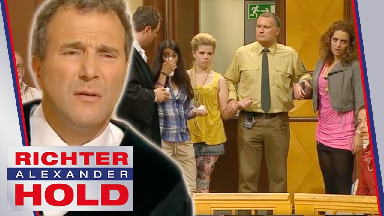 Schlägerei vor dem Gerichtssaal! Richter Hold ist irritiert! | 1/2 ...