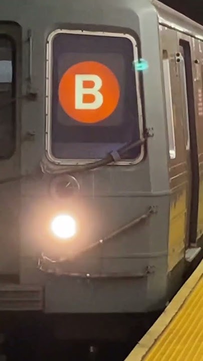 B train enters 145th Street - YouTube