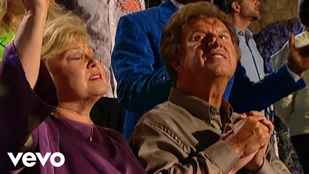 Bill & Gloria Gaither - Holy Ground [Live] ft. Joy Gardner - YouTube