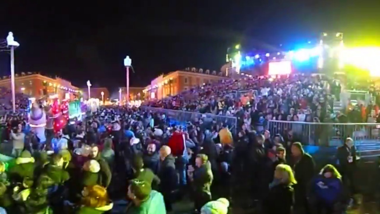 Carnaval de Nice 2017 - Donald Trump float booed by public - 360° VIDEO ...