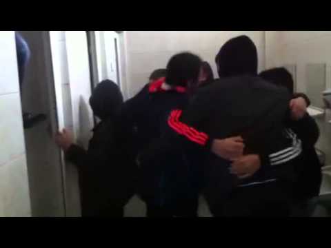 Okulun tuvaletinde harlem shake