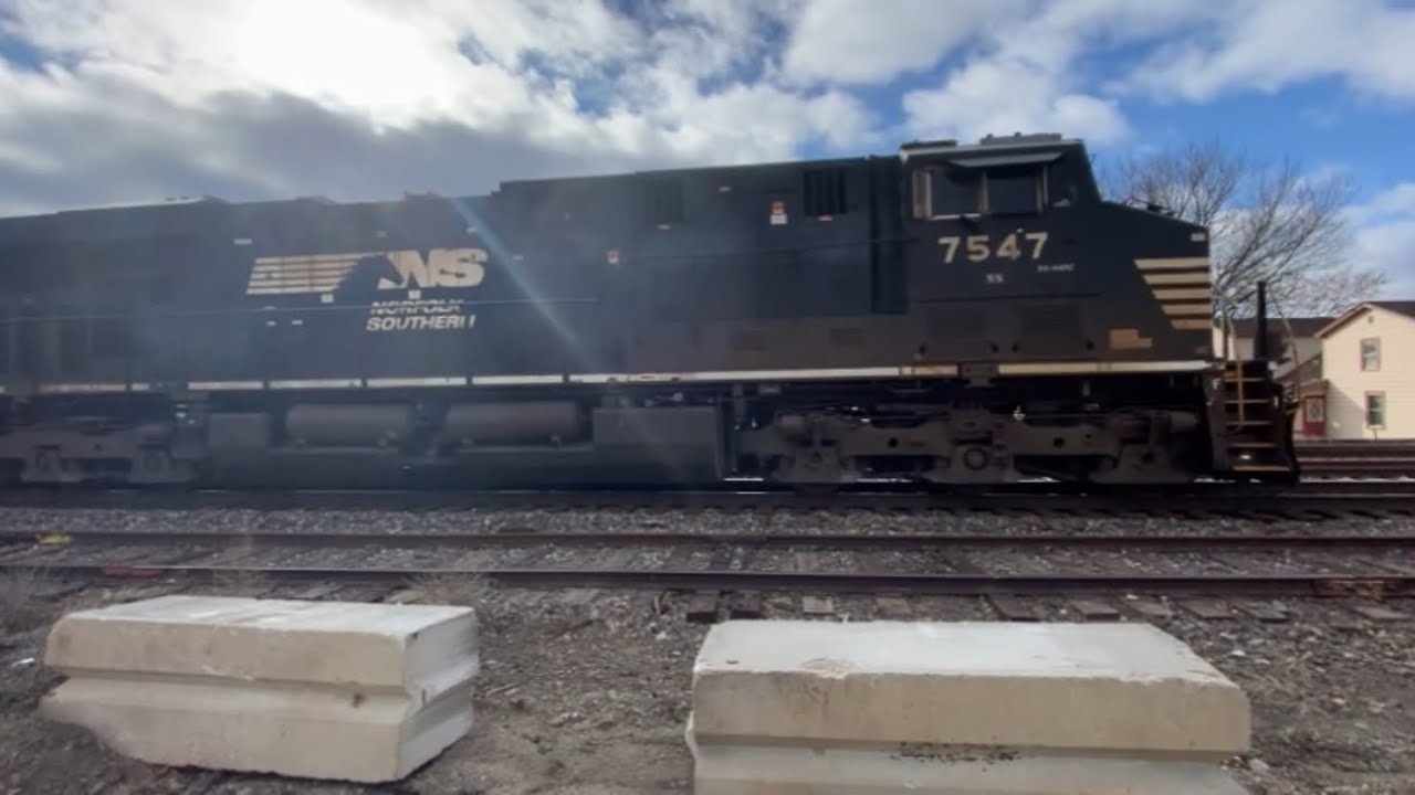 NS 7547 LEADS A BNSF GRAIN ON 1-1-25 - YouTube