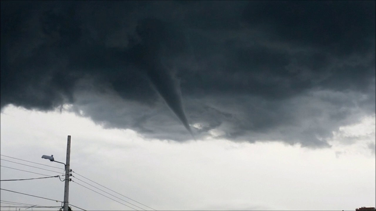 Tornado en Ambato - Ecuador. Tromba terrestre. Whirlwind - YouTube