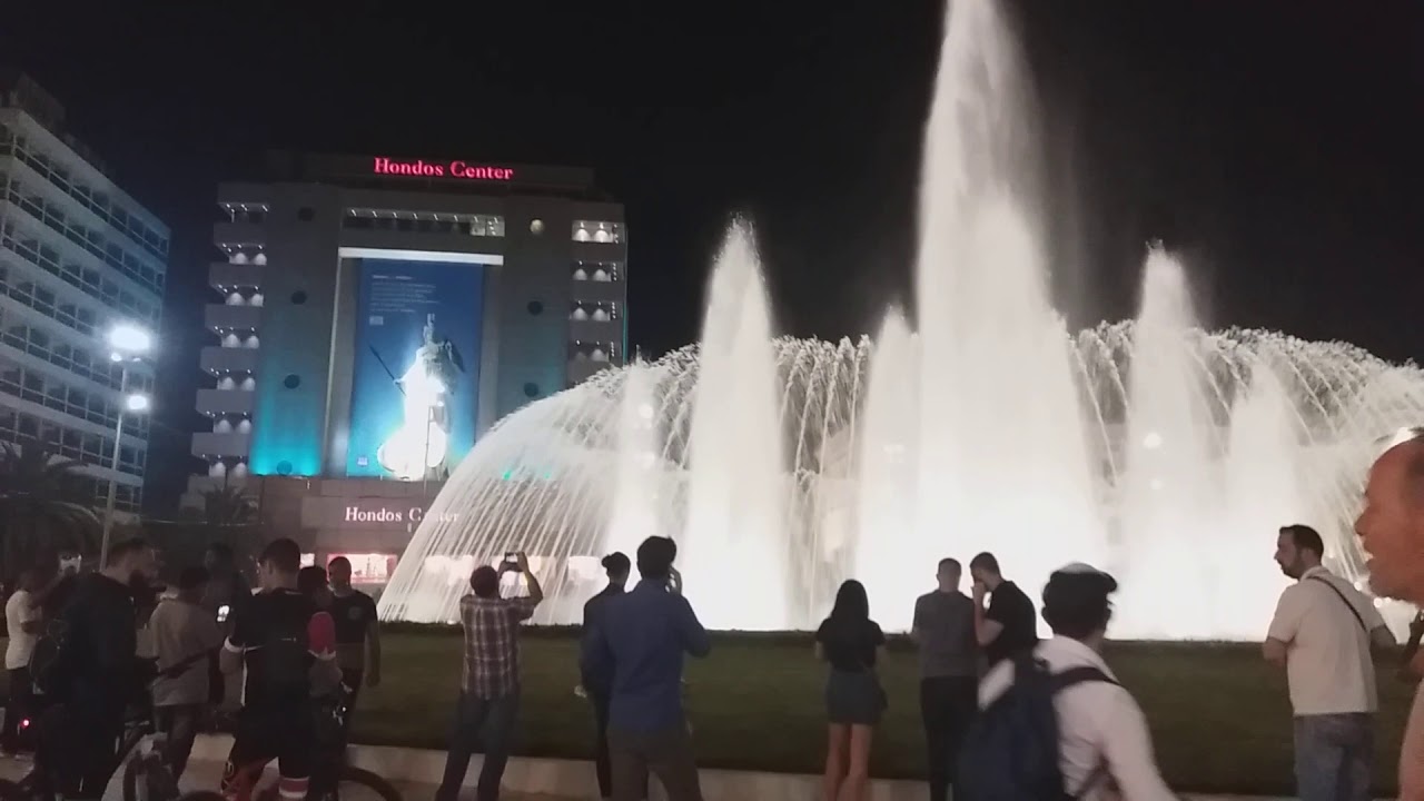 Το συντριβάνι στη πλατεία Ομόνοιας άνοιξε. Πλήθος κόσμου. - YouTube
