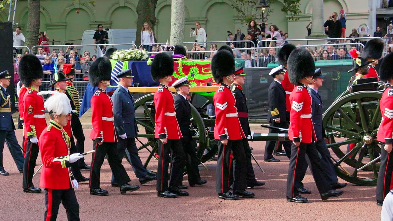 Queen Elizabeth II Procession from Buckingham Palace in The Mall to ...