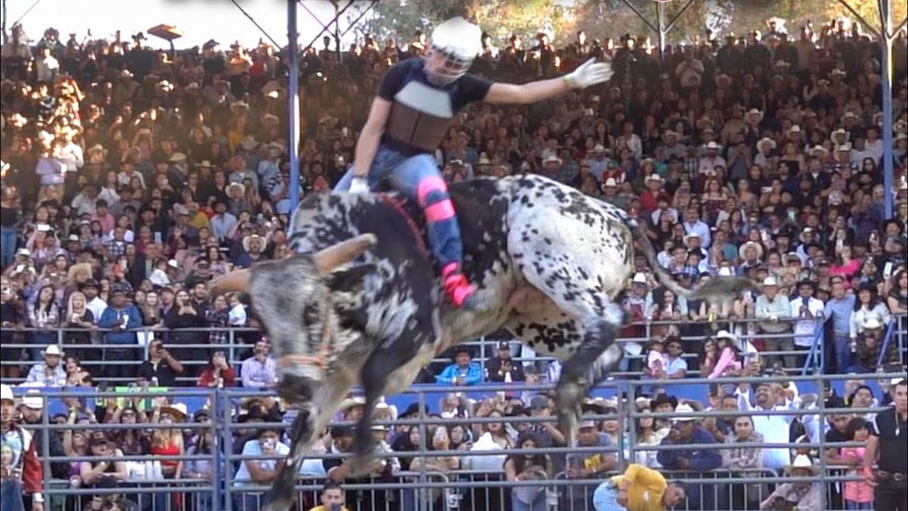 LA PULGITA DE JALISCO. DEMOSTRÓ QUE ES UN GRAN JINETE - YouTube