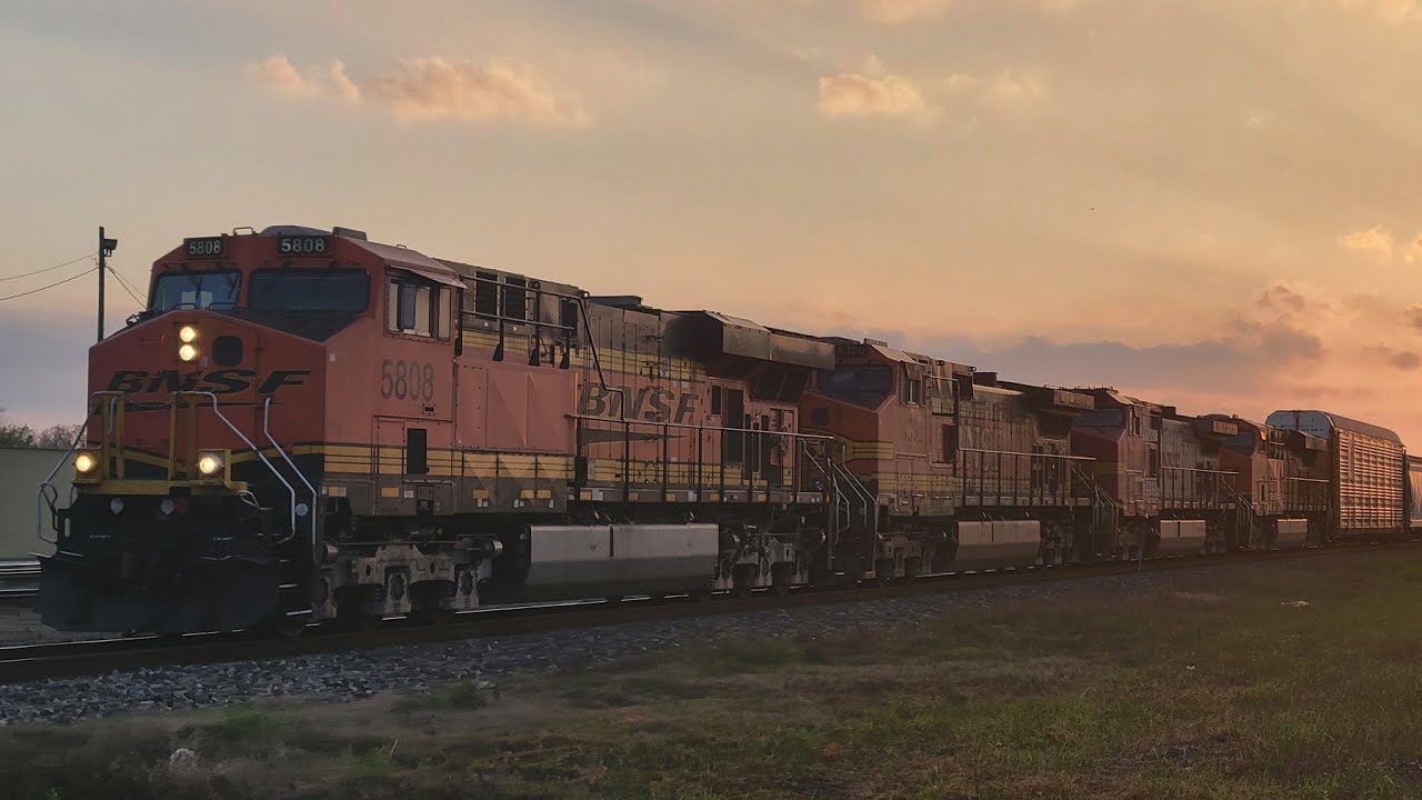 BNSF 5808 w/P5 leads a rerouted H-CDTGAL north through Hutto and Taylor Texas(600th train video ...