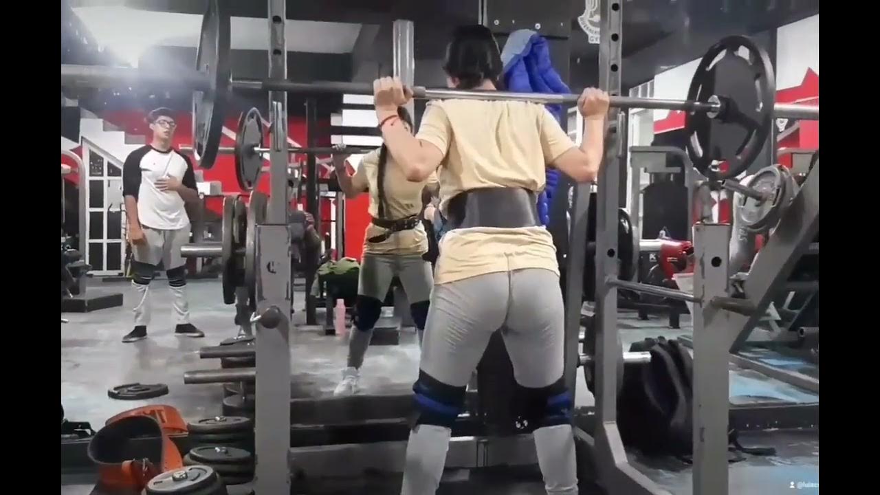 Luz, Ella pesa 48kg Vs 60kg en sentadilla!¡Sola sin spotter! Asi se baja sin ayuda! #respect ...