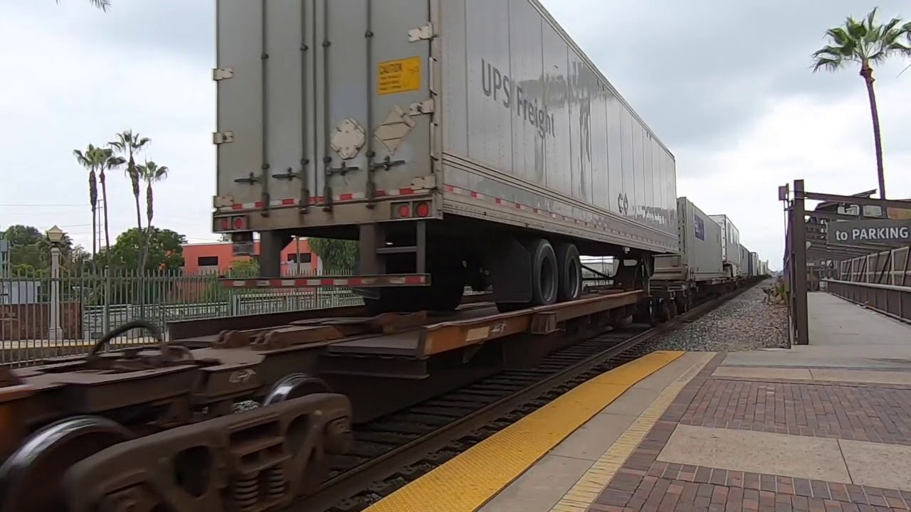 BNSF 7348 5261 4203 8222 7506（126両編成の貨物列車） - YouTube