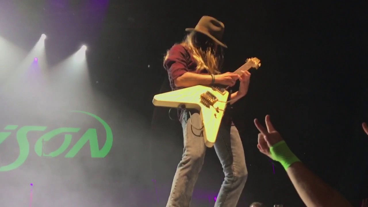 Poison's CC Deville's guitar solo in Nashville - YouTube