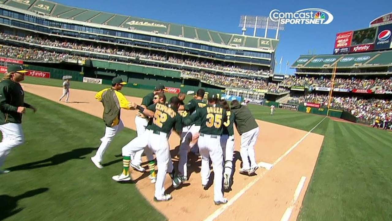Donaldson hits a walk-off single in the 11th - YouTube