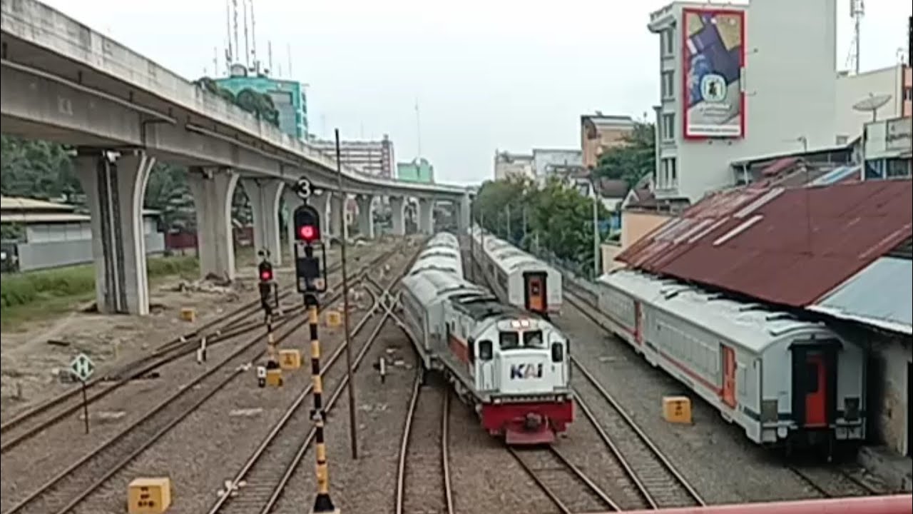 KA Putri Deli (U67) Lokomotif BB 203 78 01 Tiba Di Stasiun Medan - YouTube