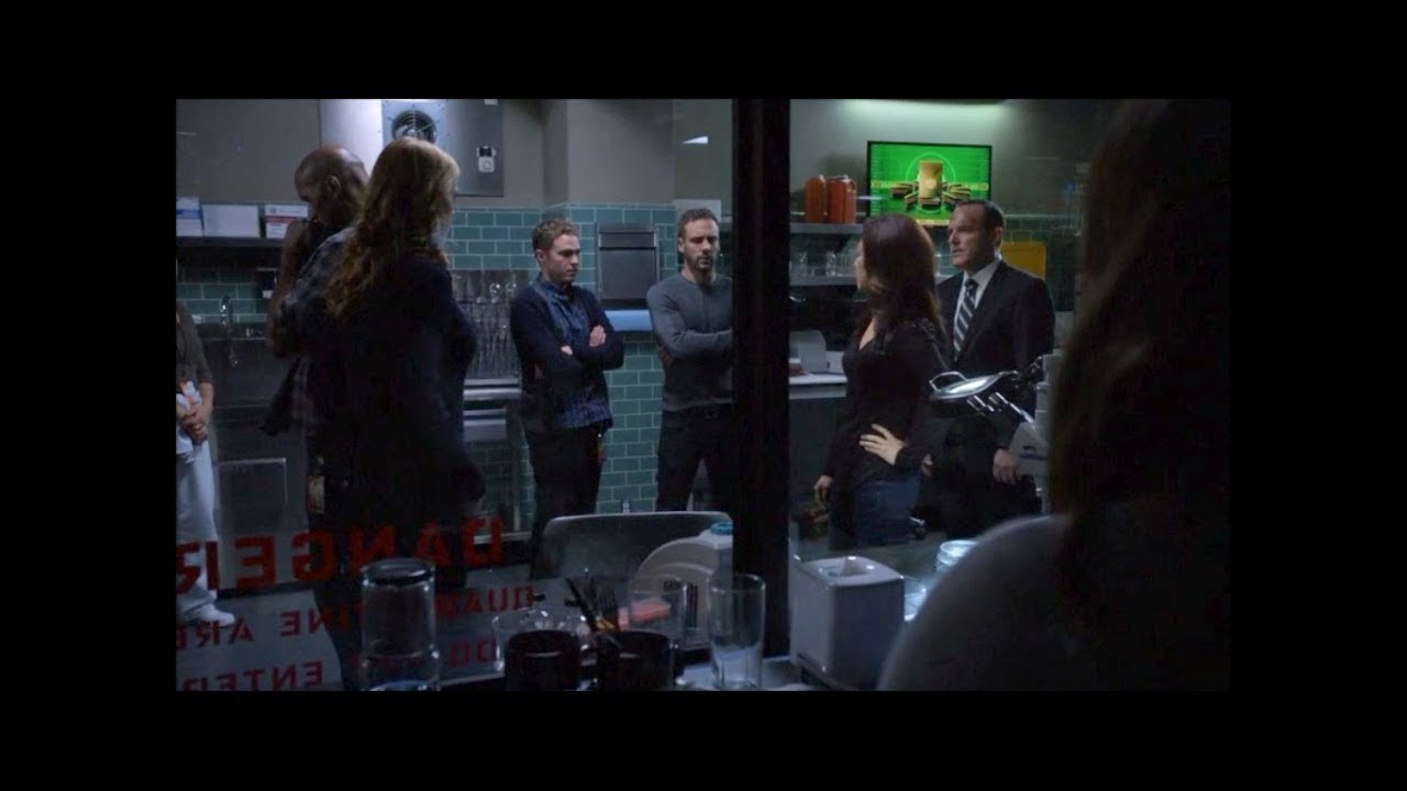 Una discusión al estilo Vengadores - Coulson, May, Mack, Bobbi ...