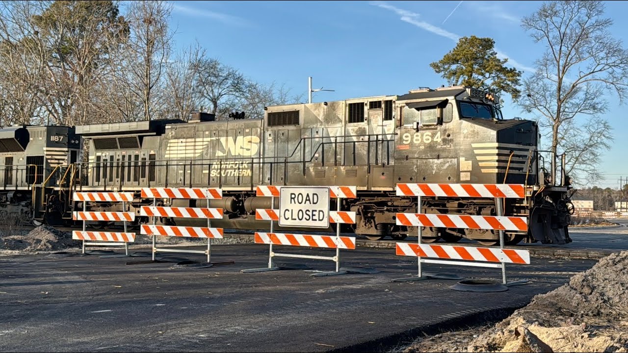 NS P98 Rolls East Through a Yet-To-Open Crossing in Goldsboro, NC - YouTube