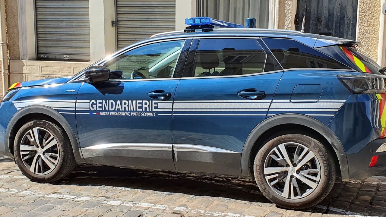 Convoi Gendarmerie en urgence Military Police responding Paris France ...