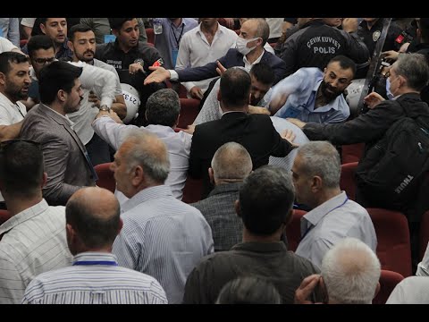 Altay'da olaylı genel kurul: Yumruklar konuştu!