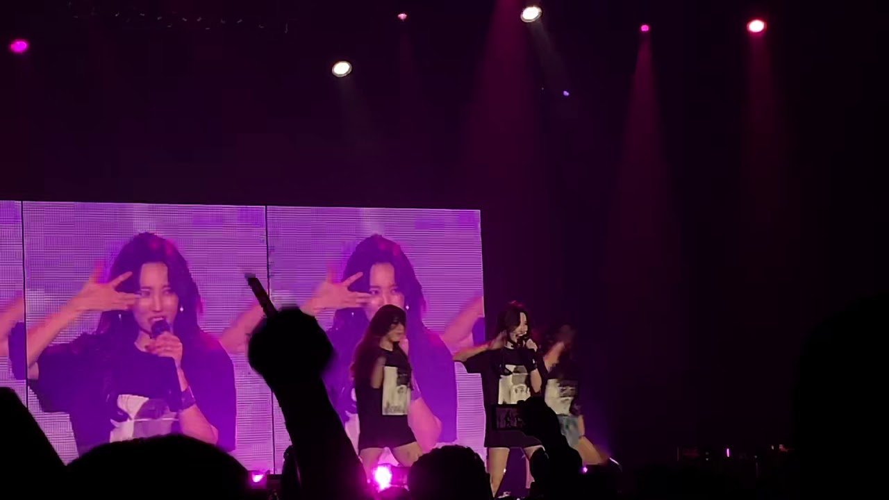 Gashina (Backup Dancer Part Switch) - SUNMI (LIVE in Toronto) - YouTube