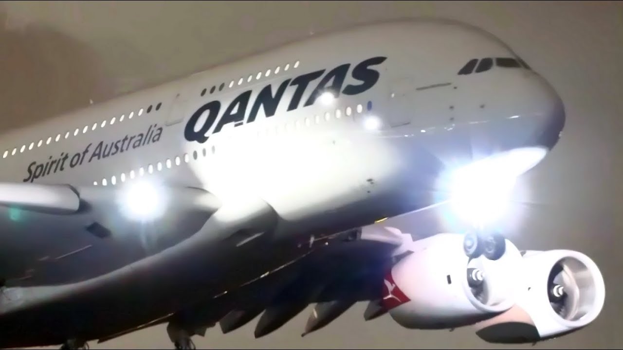 (Sony A7s) STUNNING Night Flights | Melbourne Airport Plane Spotting ...