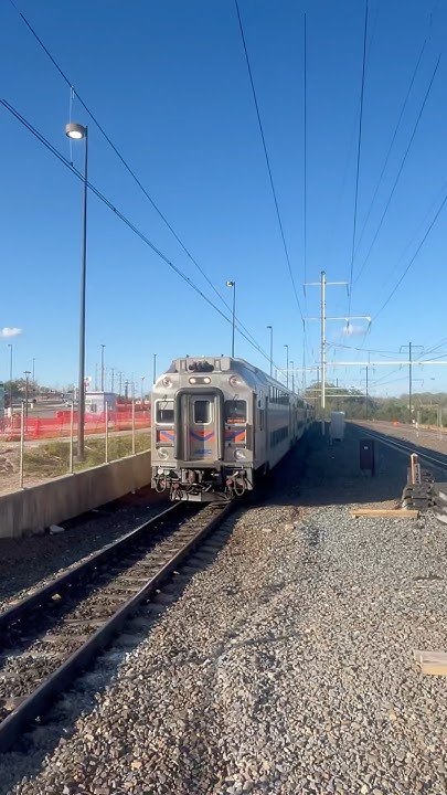 MARC train #445 with GP38 meets Amtrak Northeast Regional #196 at New Carrollton (4/16/25) - YouTube