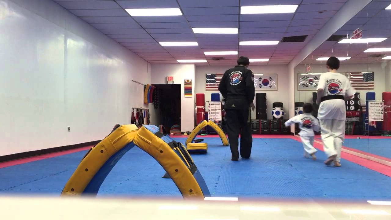 Hannah cha first Tae Kwon Do Class.. - YouTube