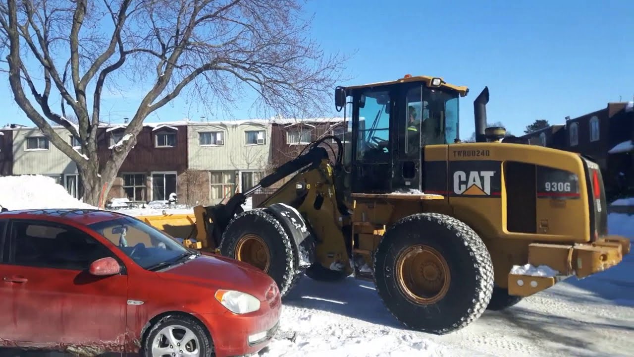 Cat 930G Wheel Loader plowing snow - YouTube