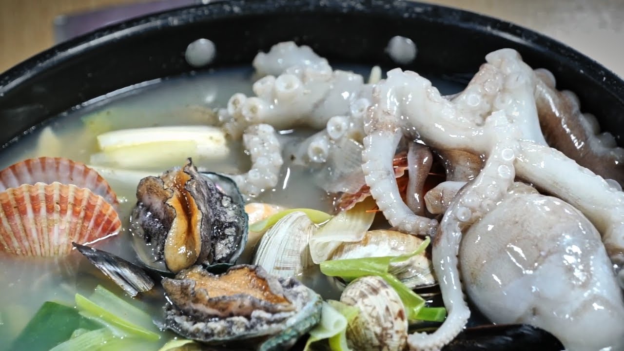 Korean Seafood Noodle Soup (Kalguksu) | Korean Food - YouTube