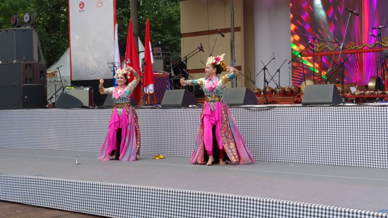 Tari Jaipong Rampak Gendang at Festival Indonesia Moscow 2019 - YouTube