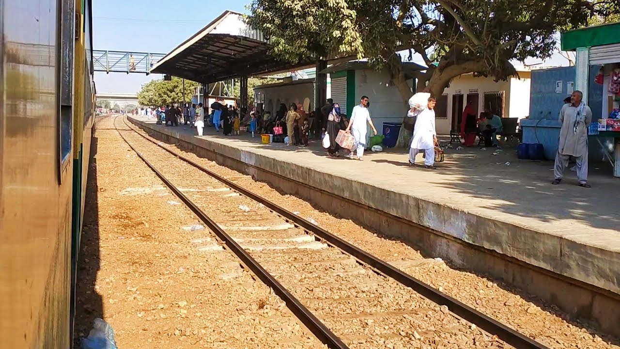 Pakistan Railways:42dn Karakoram Express reaching & departing Landhi ...