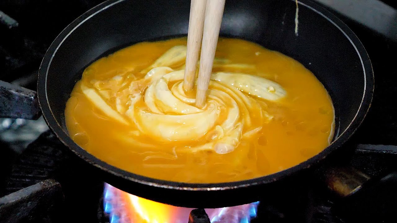 회오리 오믈렛 떡볶이 Tornado Omelet Spicy Rice Cake - Korean Street Food - YouTube