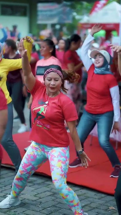 Senam zumba emak emak - YouTube