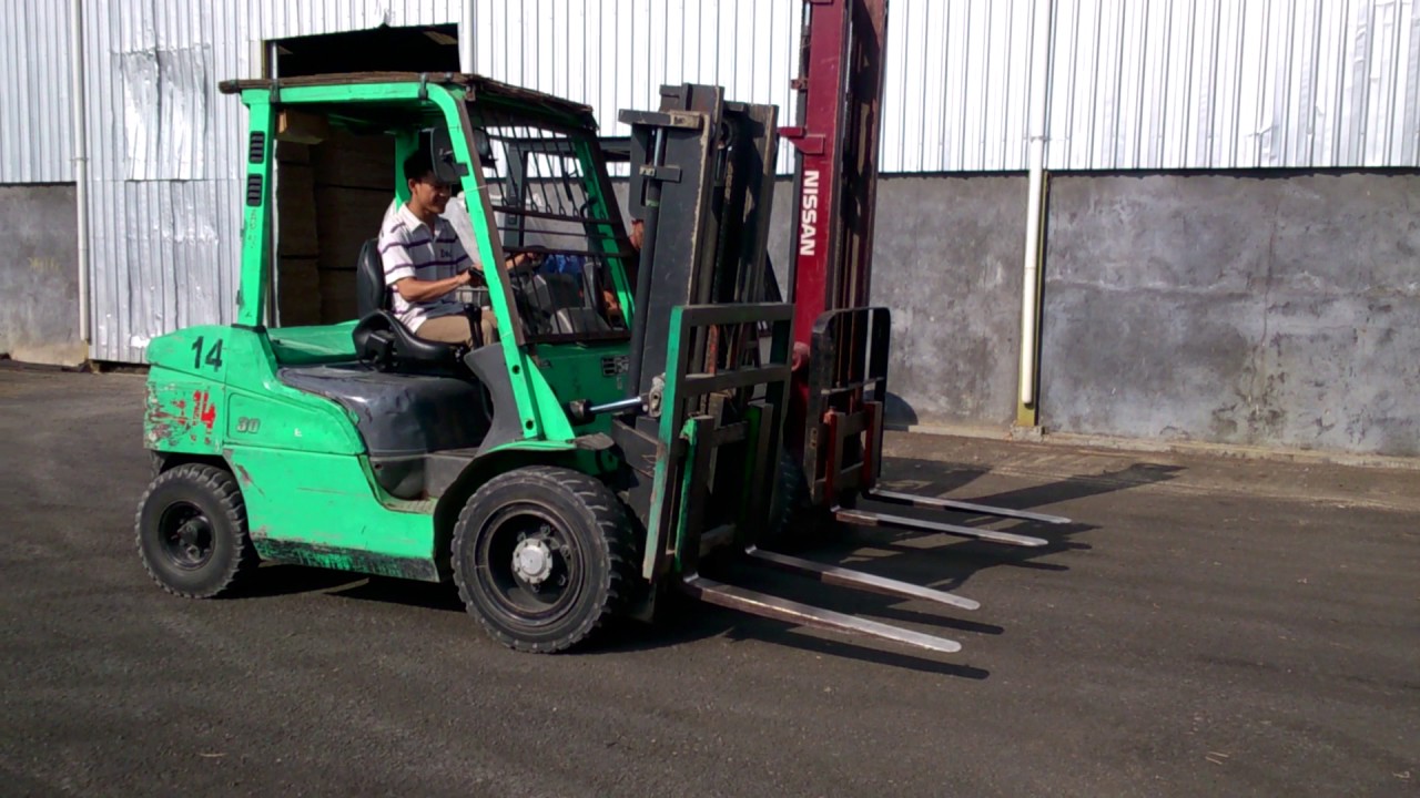 Forklift drag race - YouTube