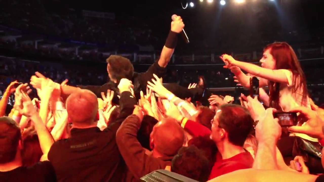 Bruce Springsteen crowd surf 4/13/12 - YouTube