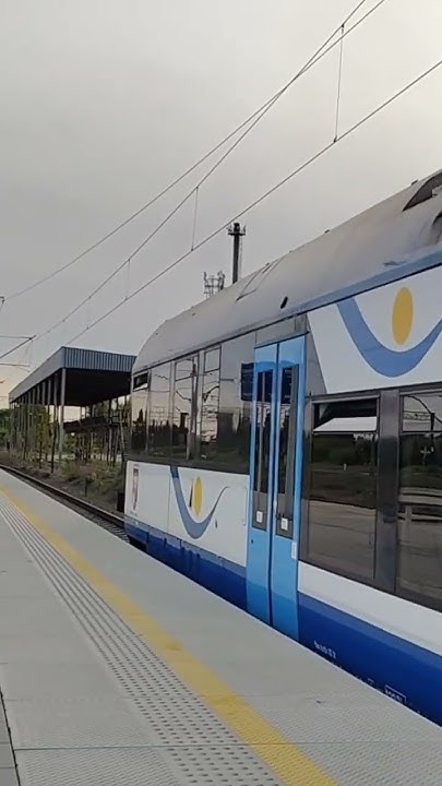 Wjazd mazurskiego SA133-015 na stację Ostrołęka. - YouTube