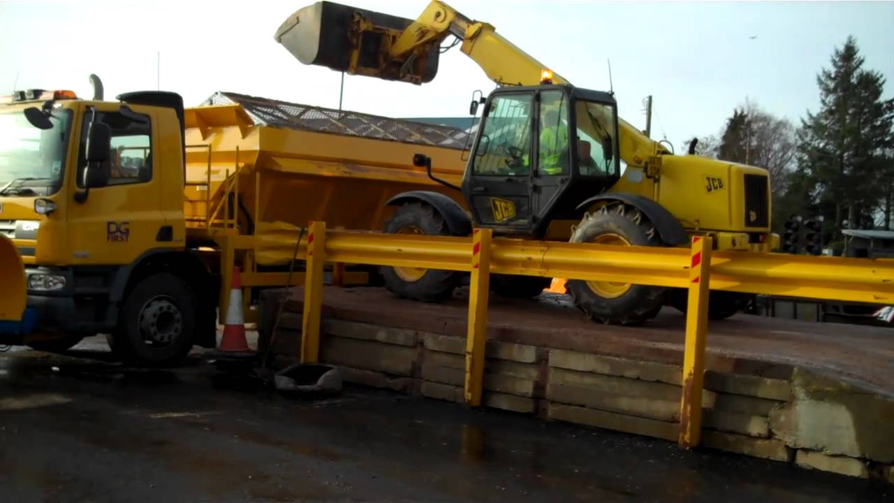 Loading a gritter - YouTube