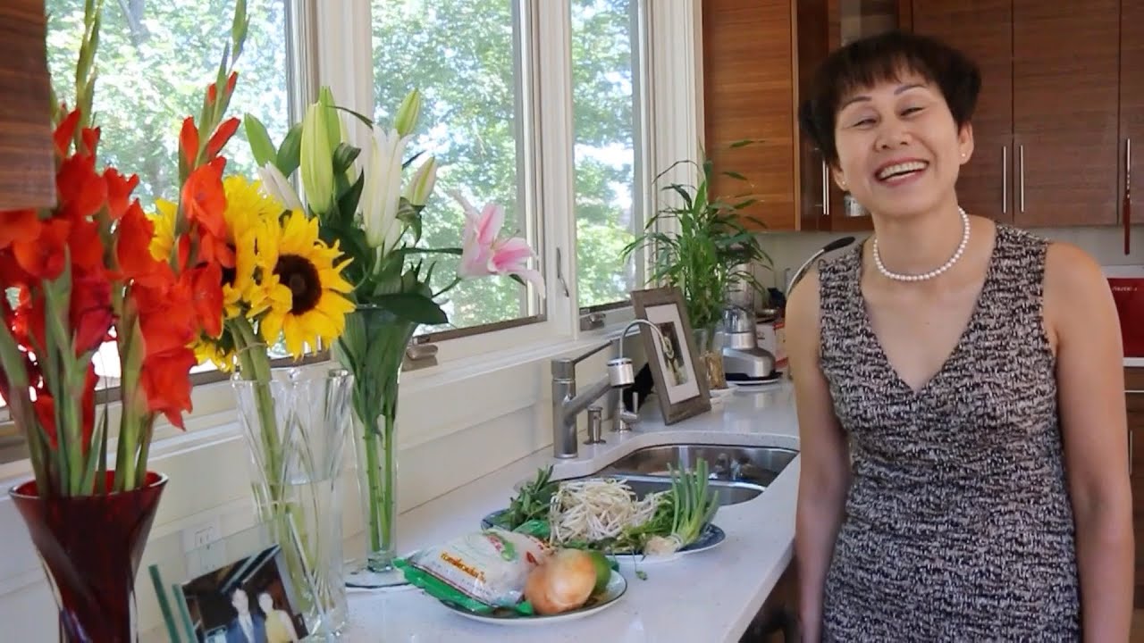 Cooking With Mrs. Nguyen: Pho Bo -- Vietnamese Beef Noodle Soup - YouTube